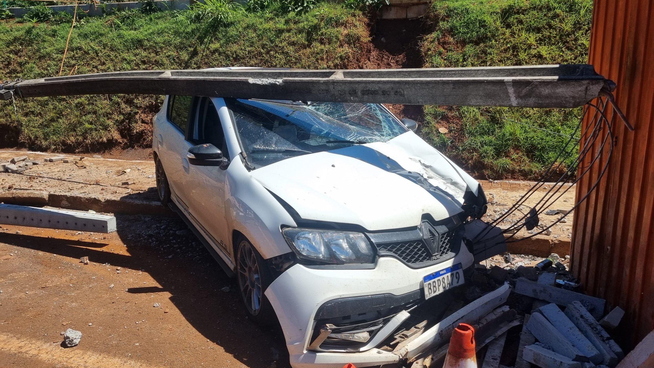 Sandero R.S. bate contra poste e estrutura cai em cima do veículo