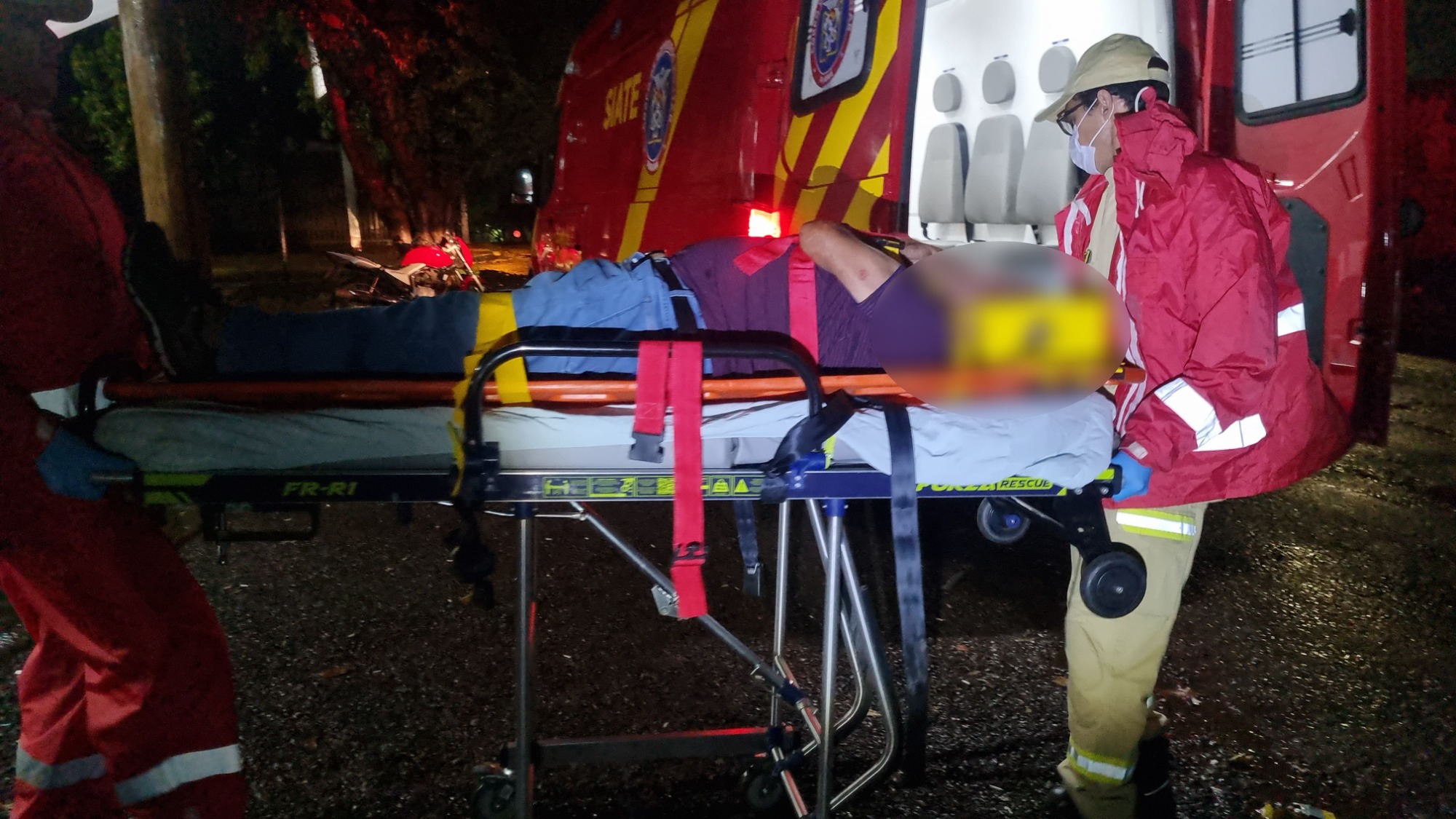 “Vamos simbora, prum bar, beber, cair e levantar”. Idoso de 80 anos cai em bar no Brasmadeira