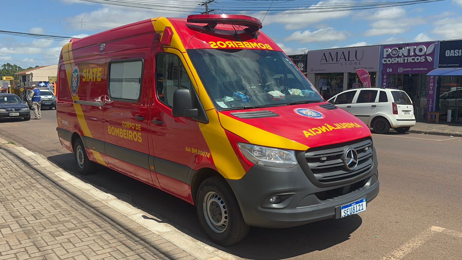 Jovem é socorrido pelo Siate após sofrer acidente na Rua Europa