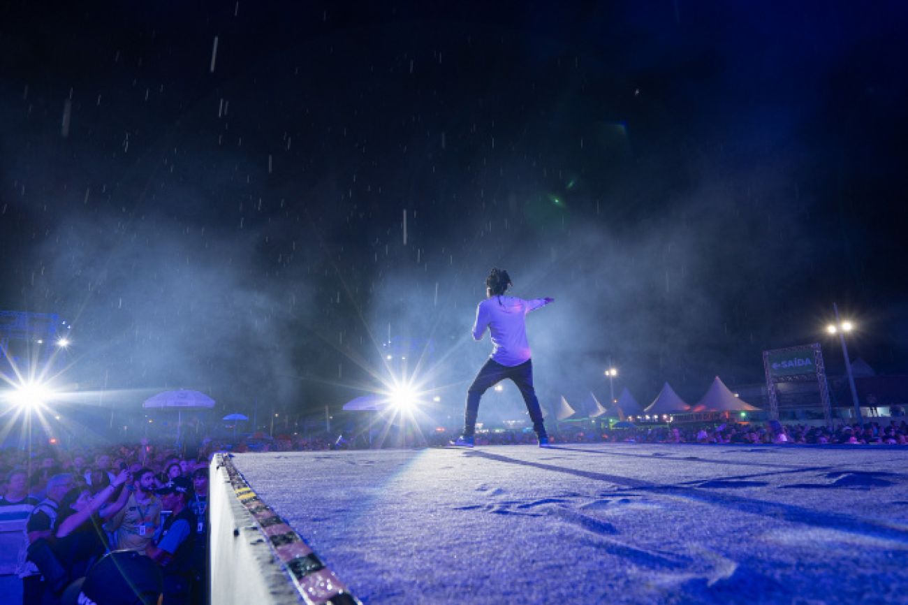 Sambô leva repertório de grandes sucessos e empolga público de 27 mil pessoas em Pontal do ...