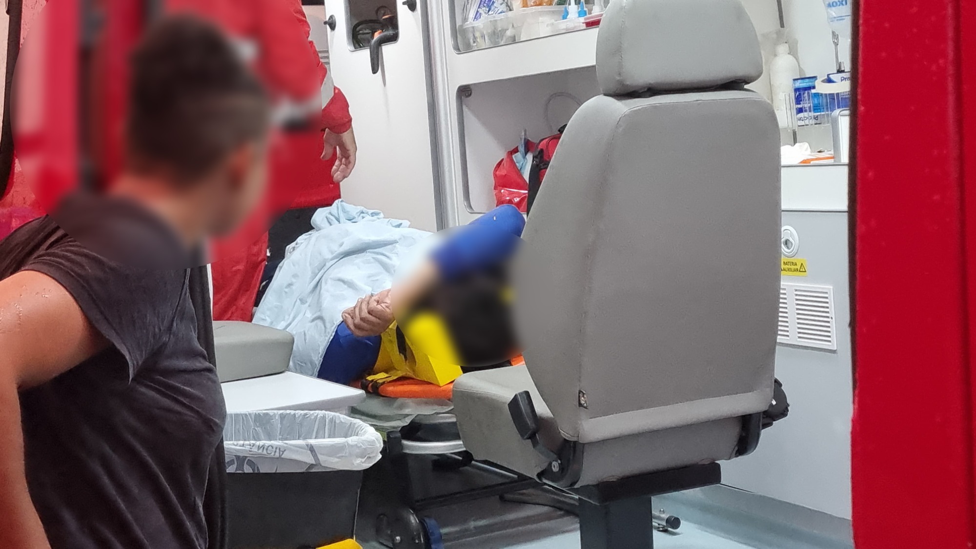 Entregador se assusta com cachorro e cai de moto no Periolo