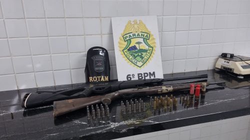 Ao averiguar situação de ameaça, PM apreende rifle, espingarda e munições