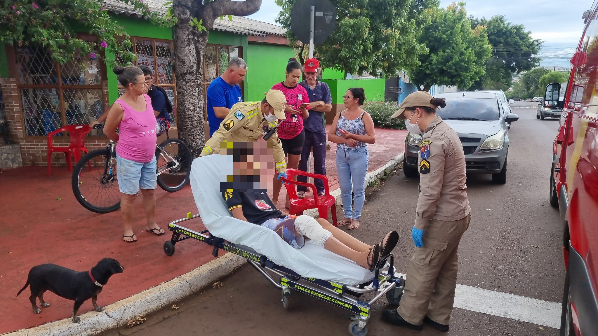 Adolescente de mobilete sofre laceração na perna após colisão com ...