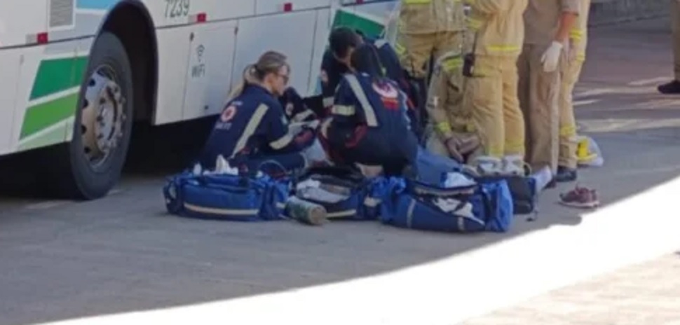 Mulher morre ao ser atropelada em terminal de ônibus