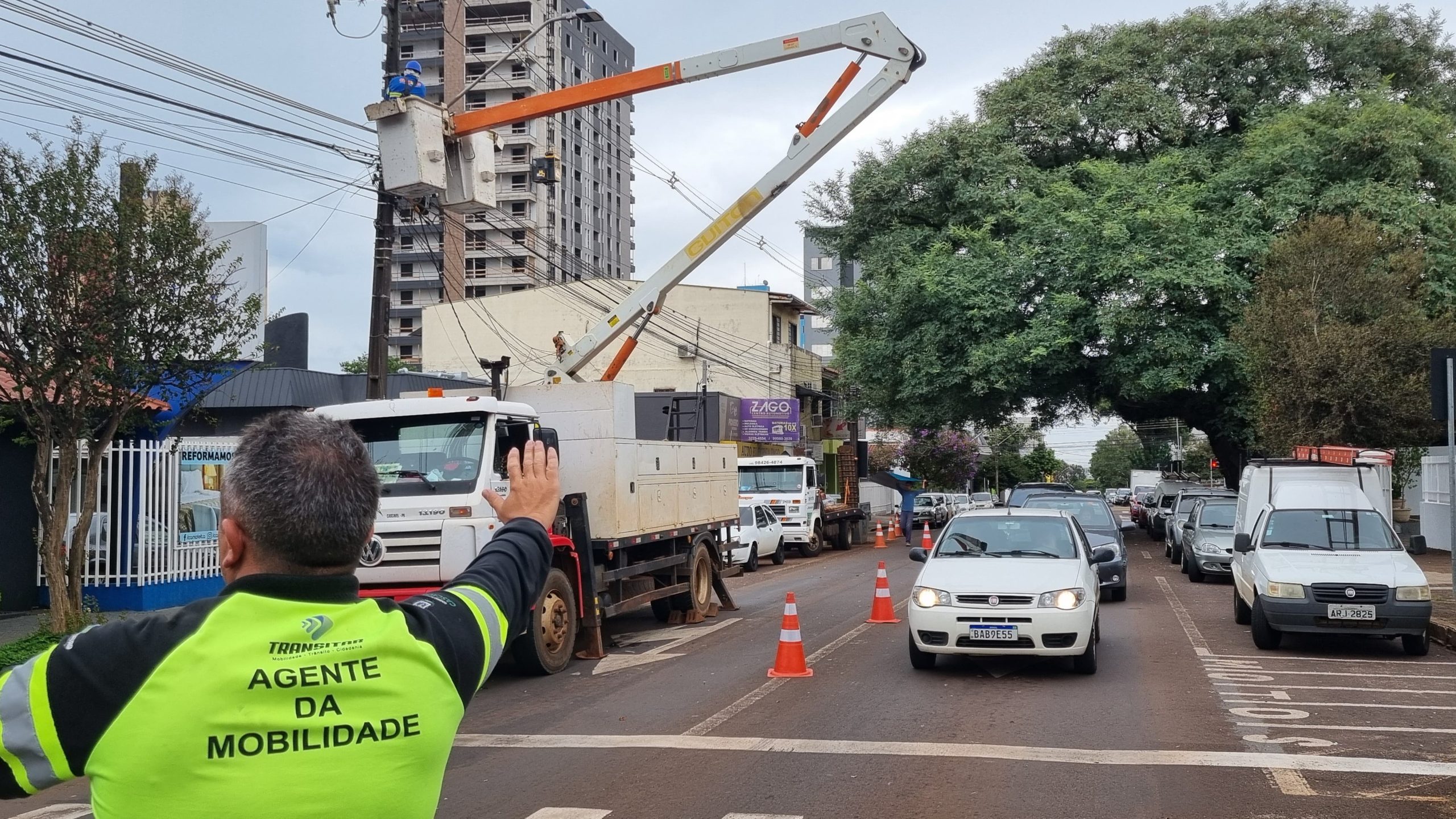 Troca de postes no Centro causa transtornos no trânsito