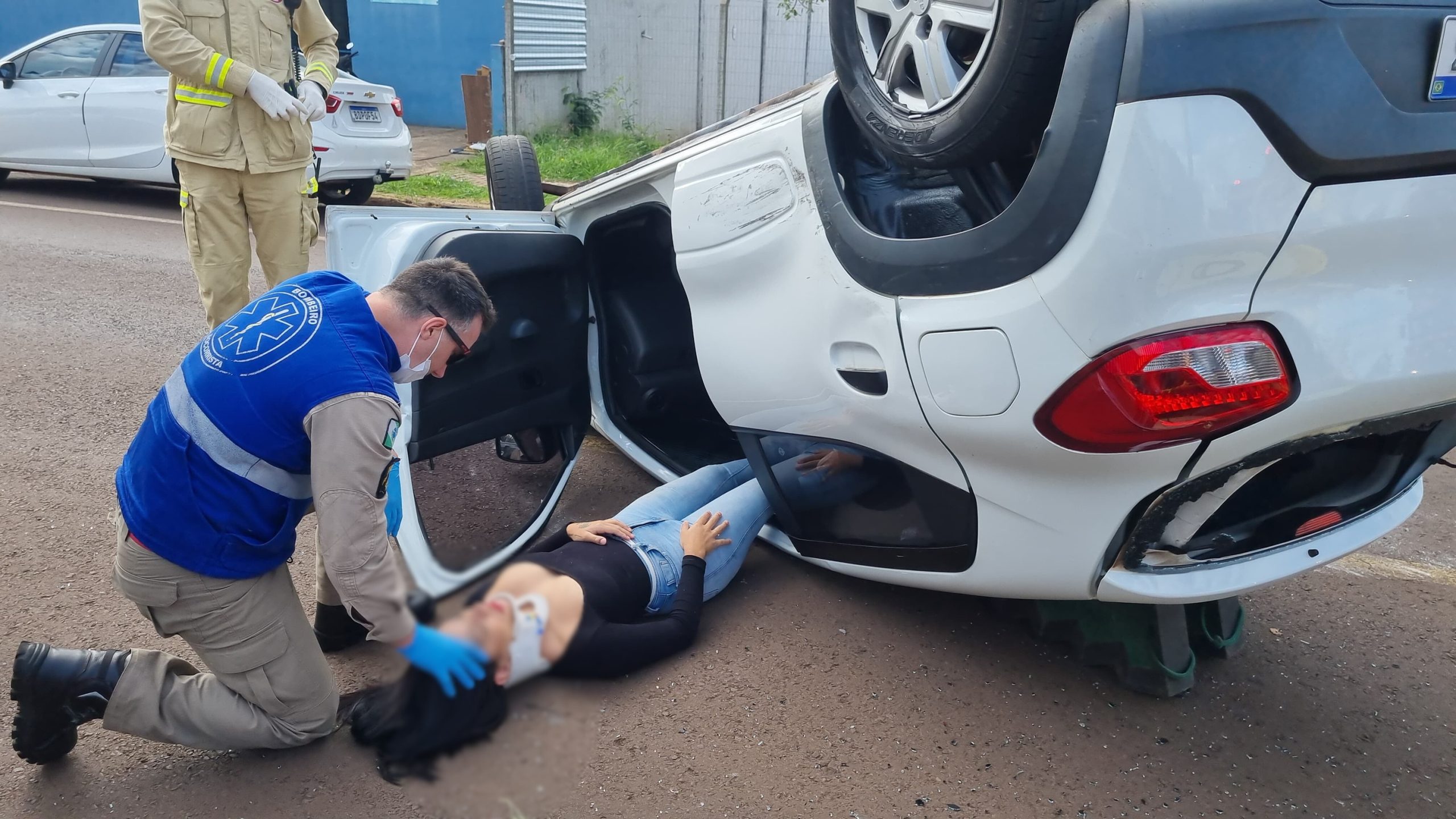 Colisão seguida de capotamento deixa jovem ferida no Centro de Cascavel