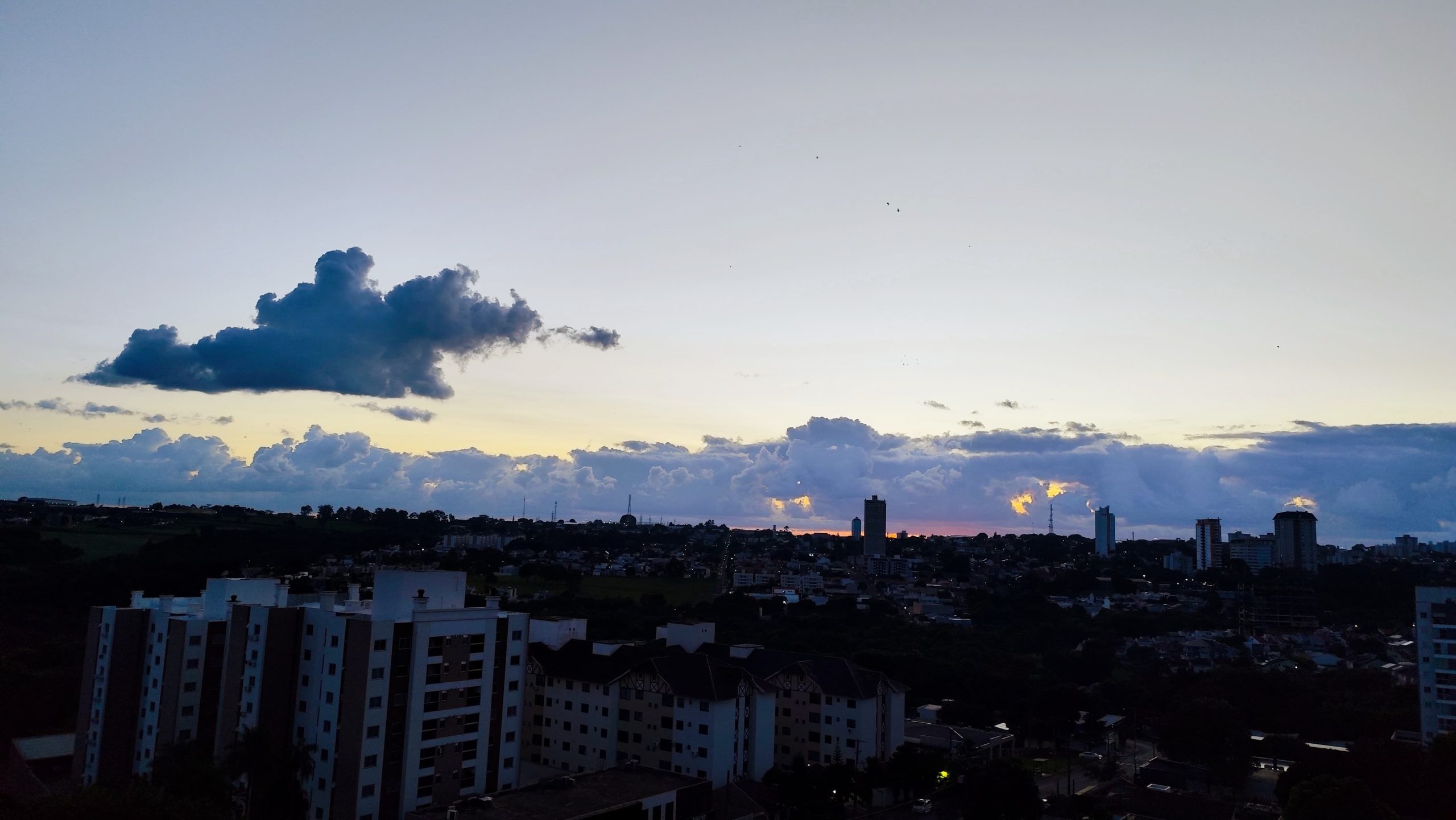 Domingo em Cascavel promete chuva, ventania e aquele clima perfeito pra ...