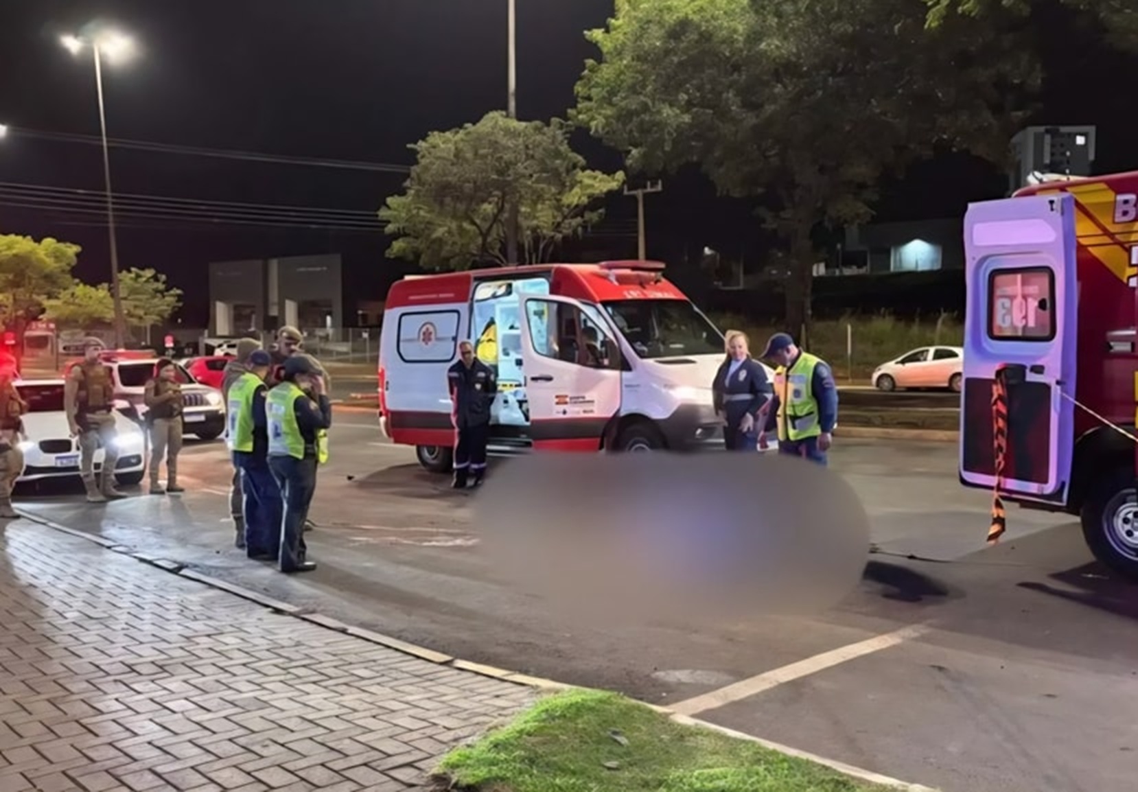 Mulher morre atropelada ao tentar atravessar avenida