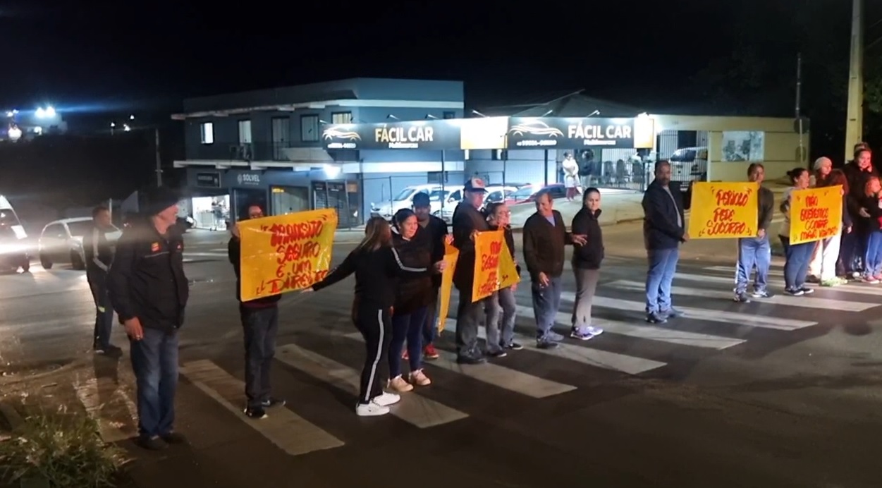 Moradores realizam protesto em local de acidente com morte no Periolo