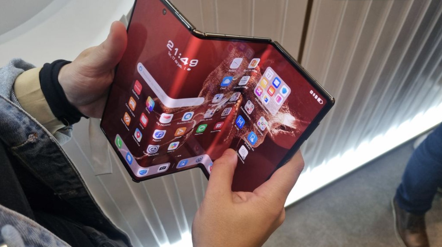 Huawei lança no Brasil celular de R$ 33 mil, primeiro do mundo com tela ...