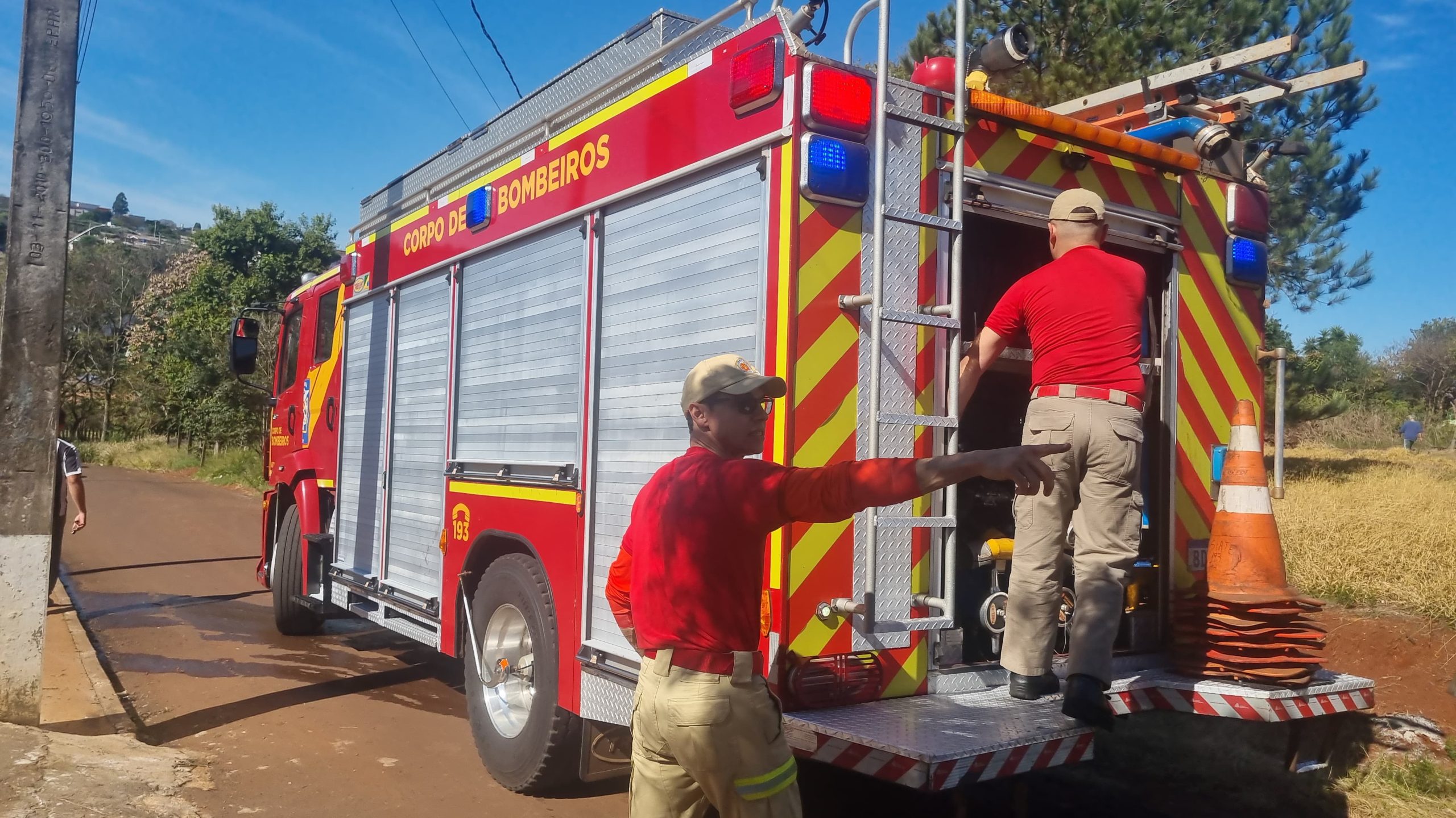 Bombeiros são mobilizados para combaterem incêndio em área de mata no ...