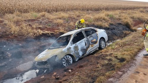 Carro fica completamente destruído em incêndio na BR-163, em Cascavel