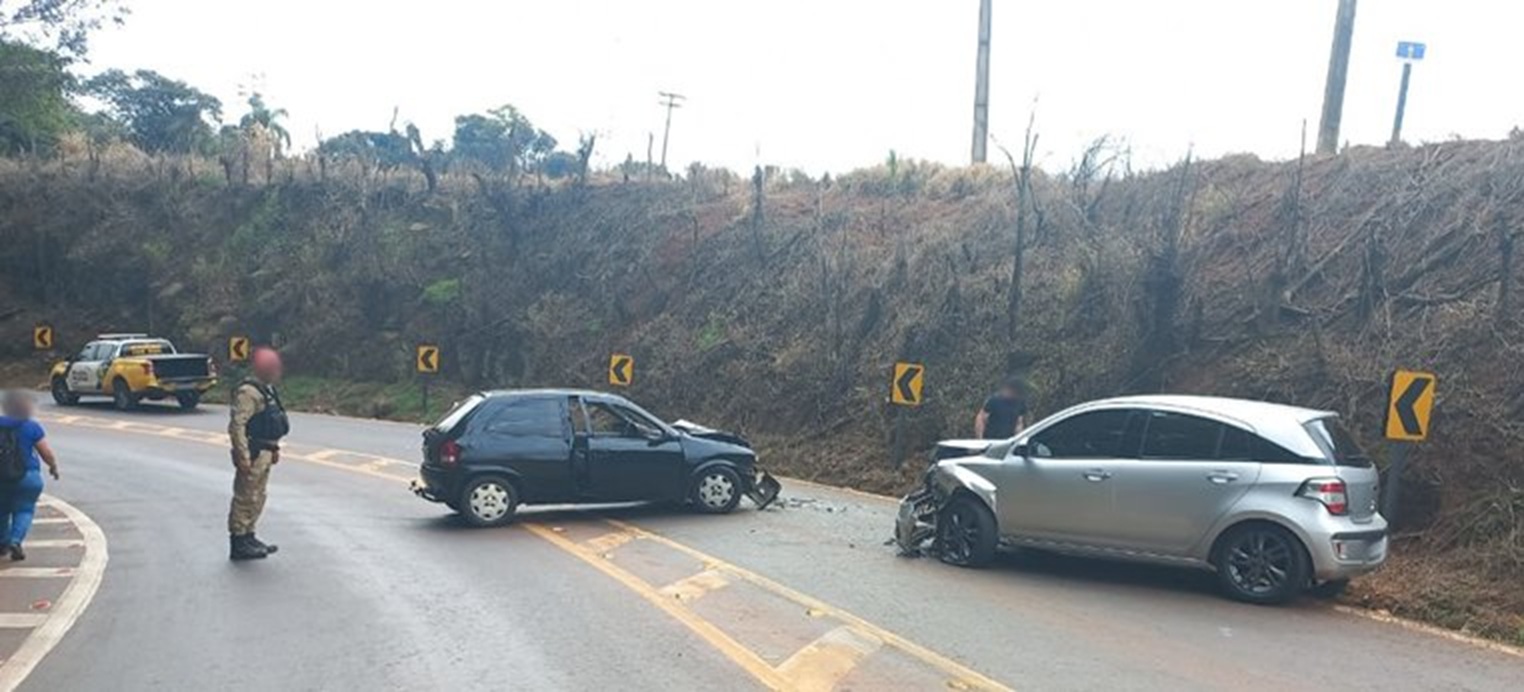 Batida na PR-281: colisão entre Corsa e Ágile deixa idosa em estado grave
