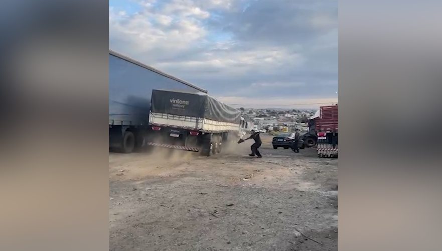Acidente com 16 feridos: Vídeo mostra momento em que caminhão desce desgovernado