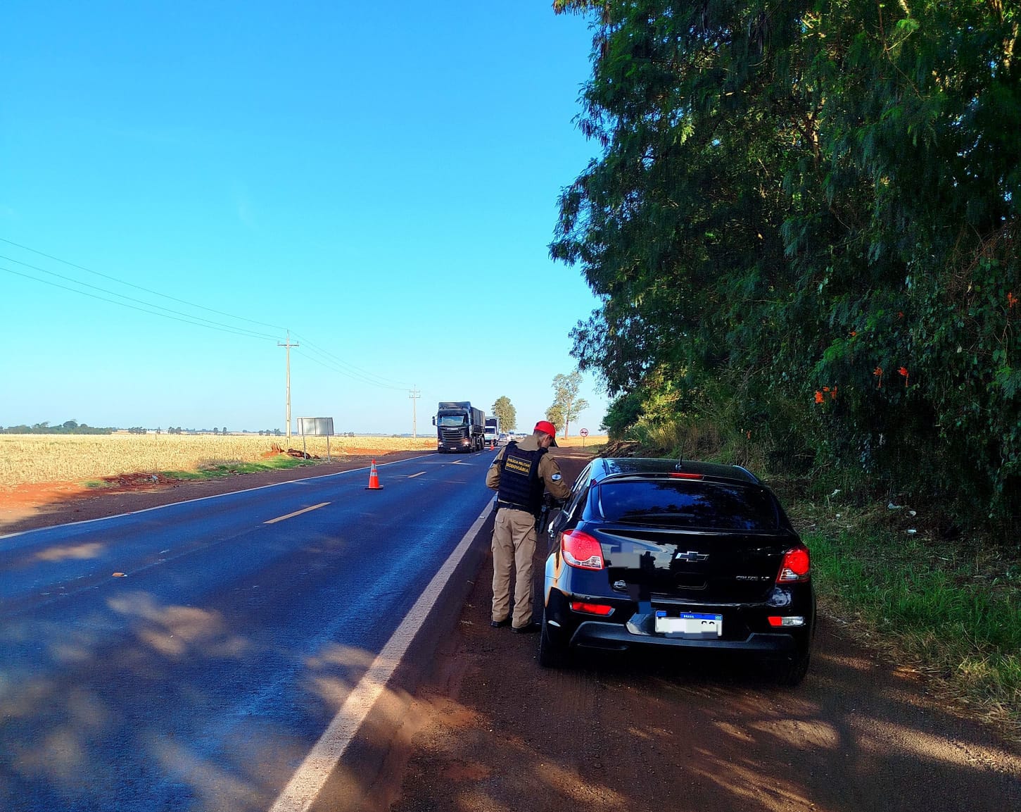 Proprietária deixa motorista sem CNH dirigir e acaba flagrada na PR-182