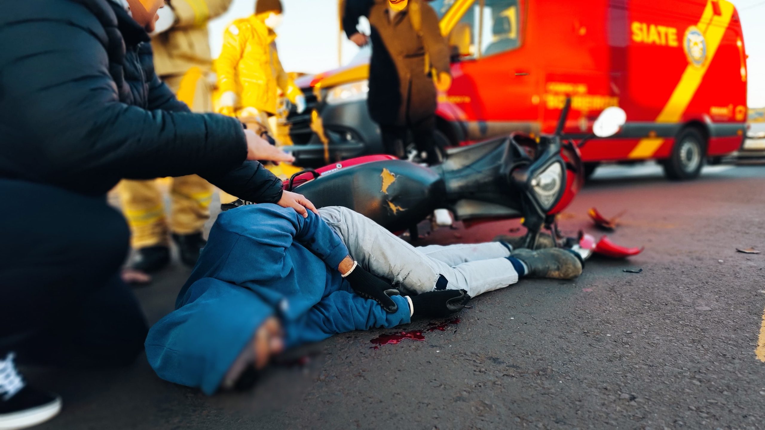 Motociclista fica ferido após bater contra Fiat Strada no Bairro Periolo