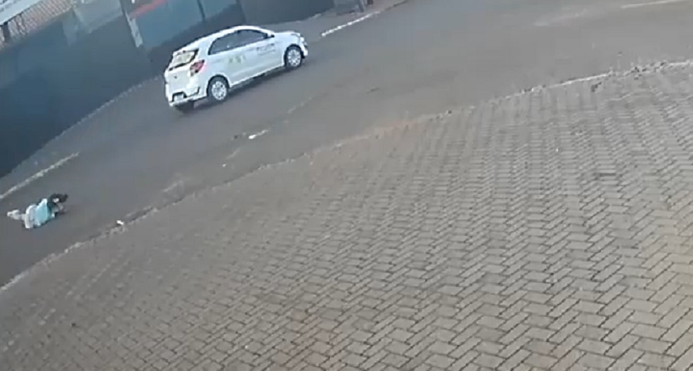 Câmera flagra jovem sendo atropelada na Rua Europa