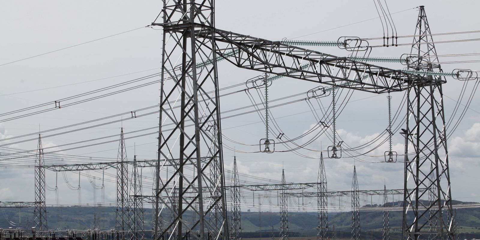 Hitachi anuncia nova fábrica visando data centers e energia renovável