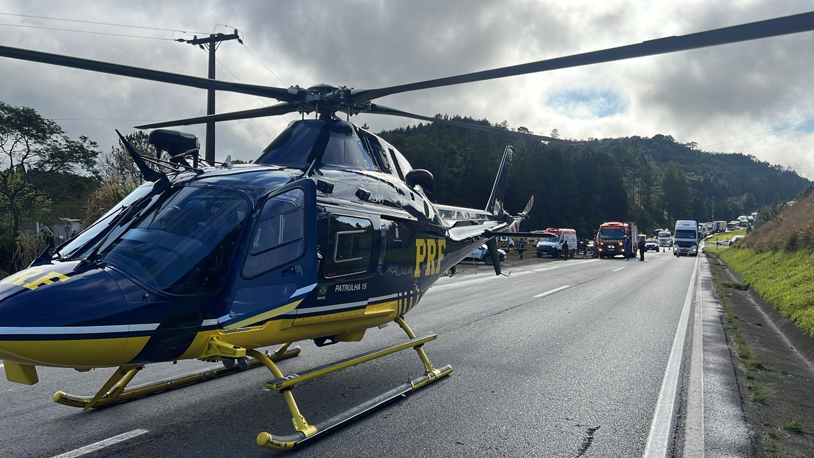Ônibus tomba e carreta despenca na BR-116: uma pessoa morre e outras seis ficam feridas