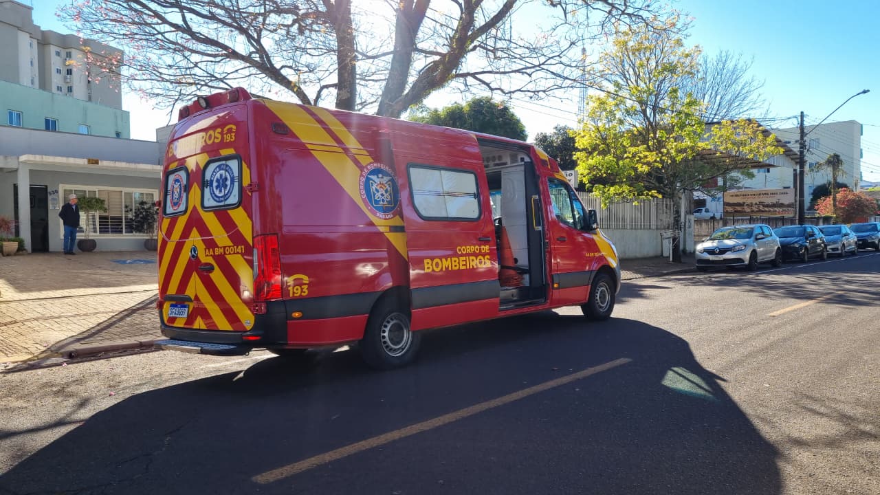 Mulher quebra o punho ao sofrer queda em calçada no Parque São Paulo