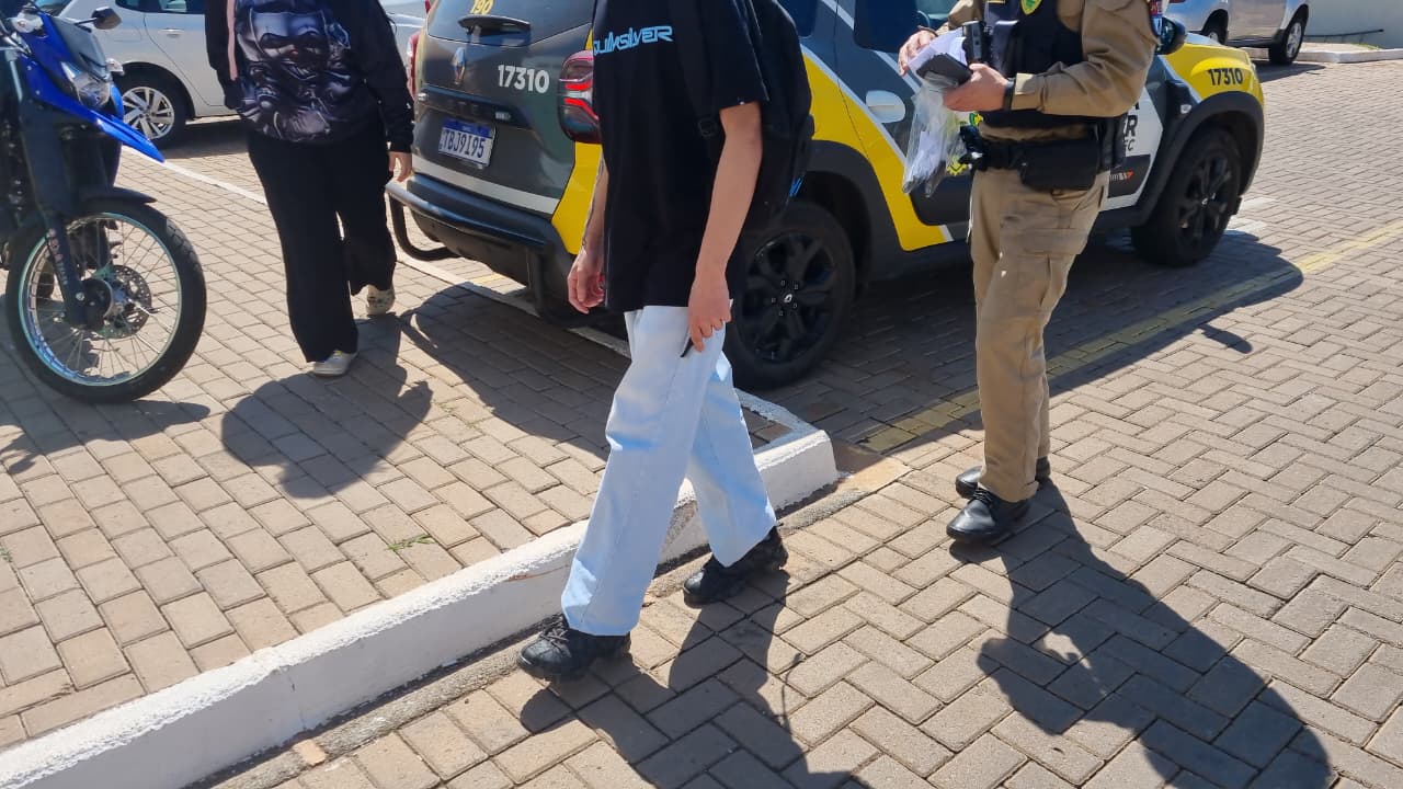 Adolescentes são flagrados fumando pod em colégio estadual no Jardim União