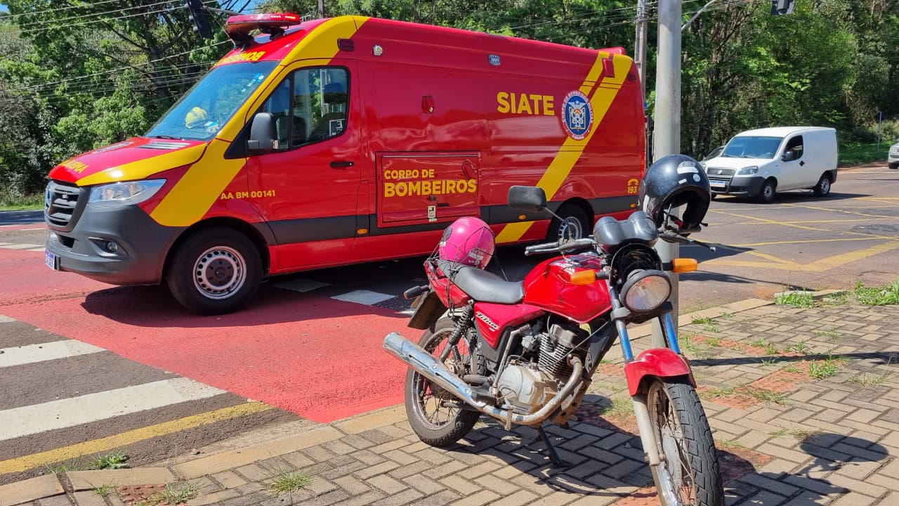 Honda CG e Toyota Corolla Cross se envolvem em acidente no Centro de Cascavel
