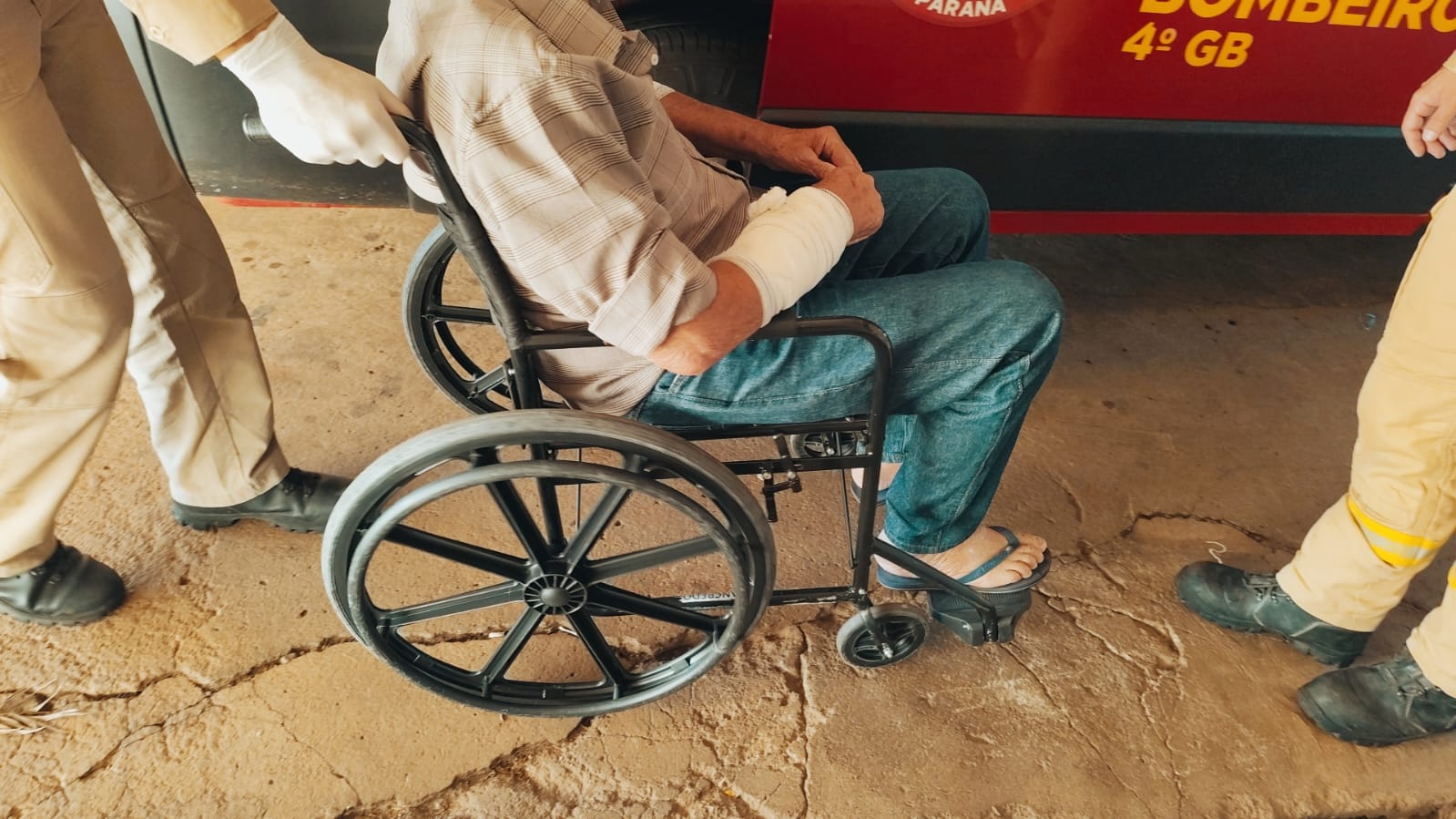 Ciclista fica ferido em acidente de trânsito na Avenida Gralha Azul