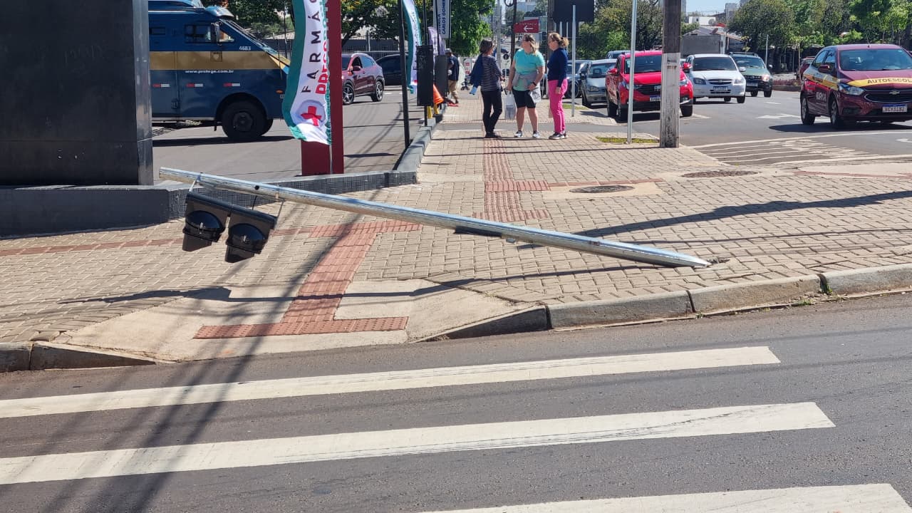 Semáforo de pedestres é derrubado na Avenida Carlos Gomes, em Cascavel