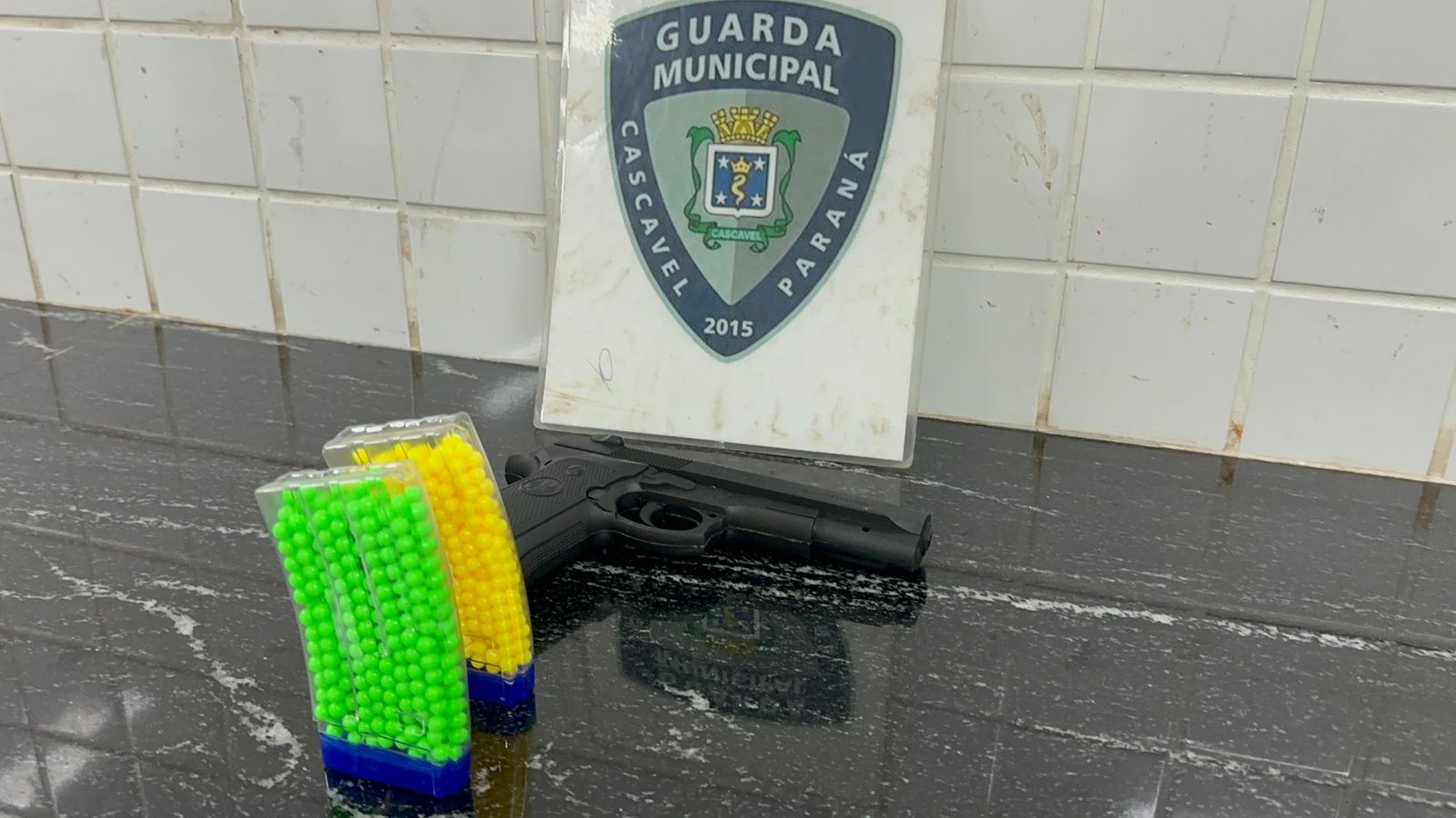 Adolescente é apreendido com simulacro de arma de fogo