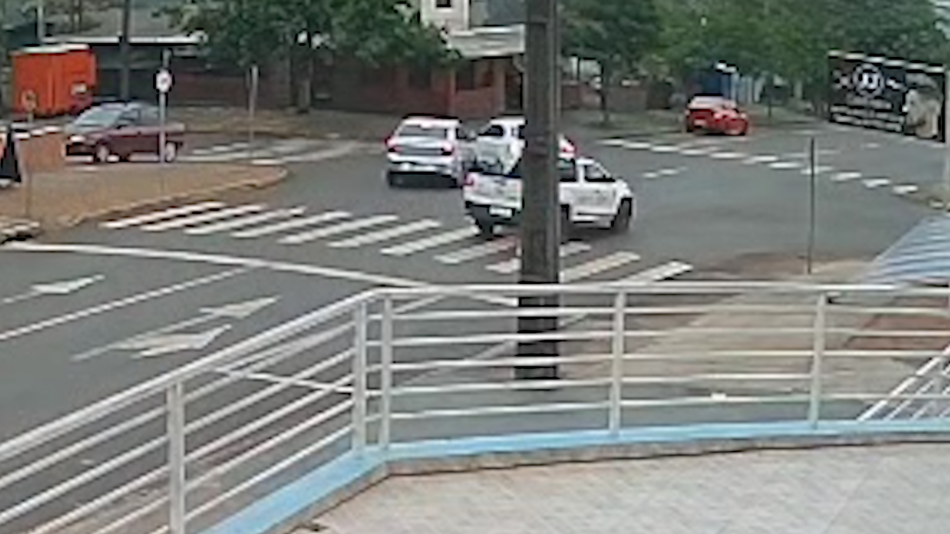 Câmera flagra acidente entre Ford Ka e Fiat Cronos no Bairro Periolo ...