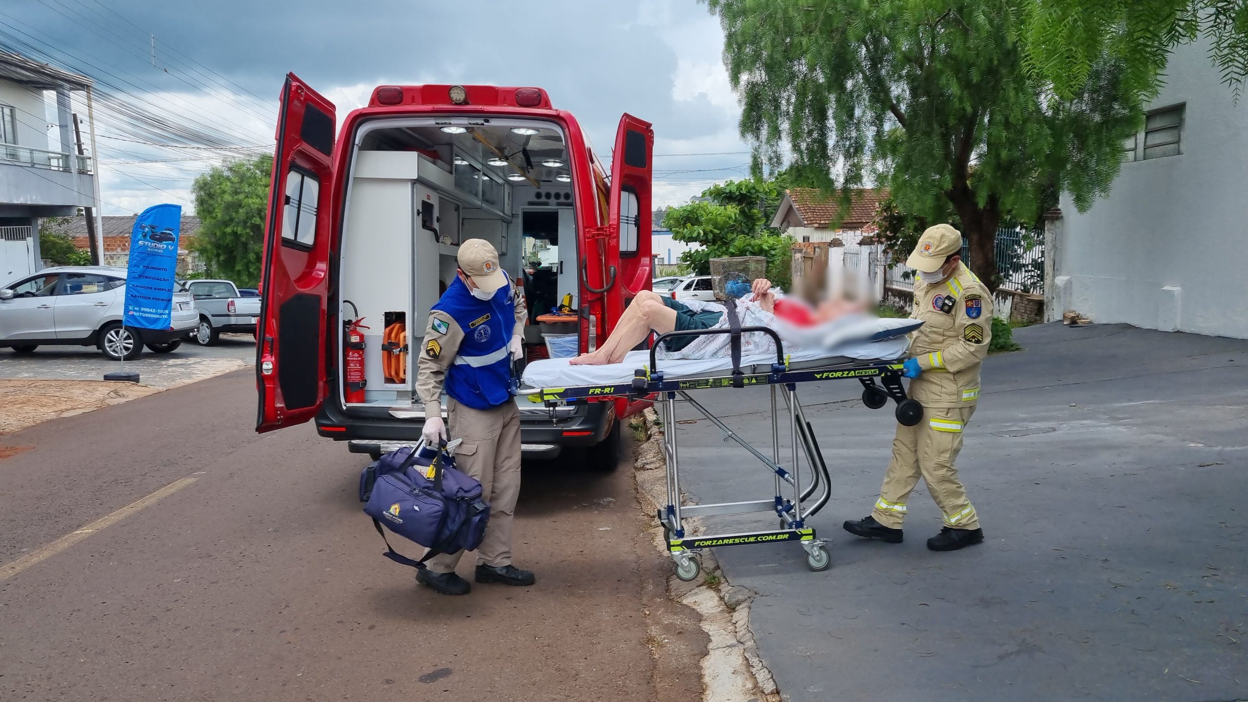 Mulher bate a cabeça ao cair de cama no Bairro Periolo