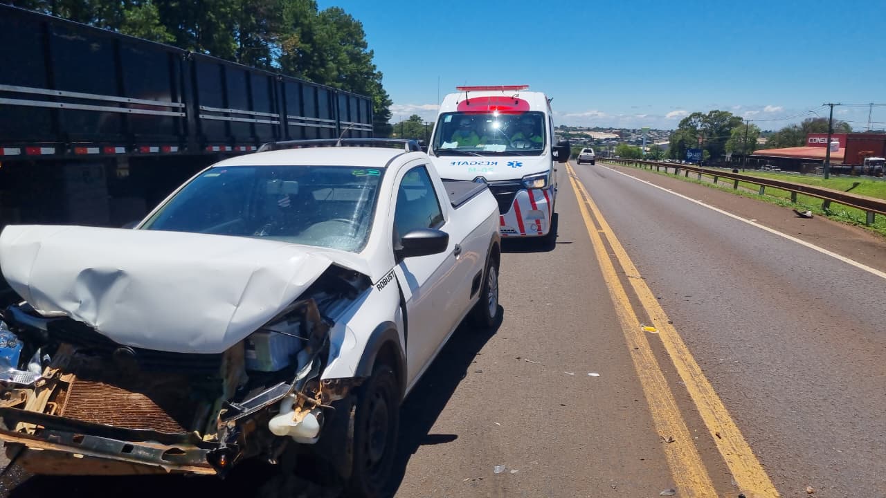 Três veículos se envolvem em colisão na BR-277, perto do Trevo Guarujá