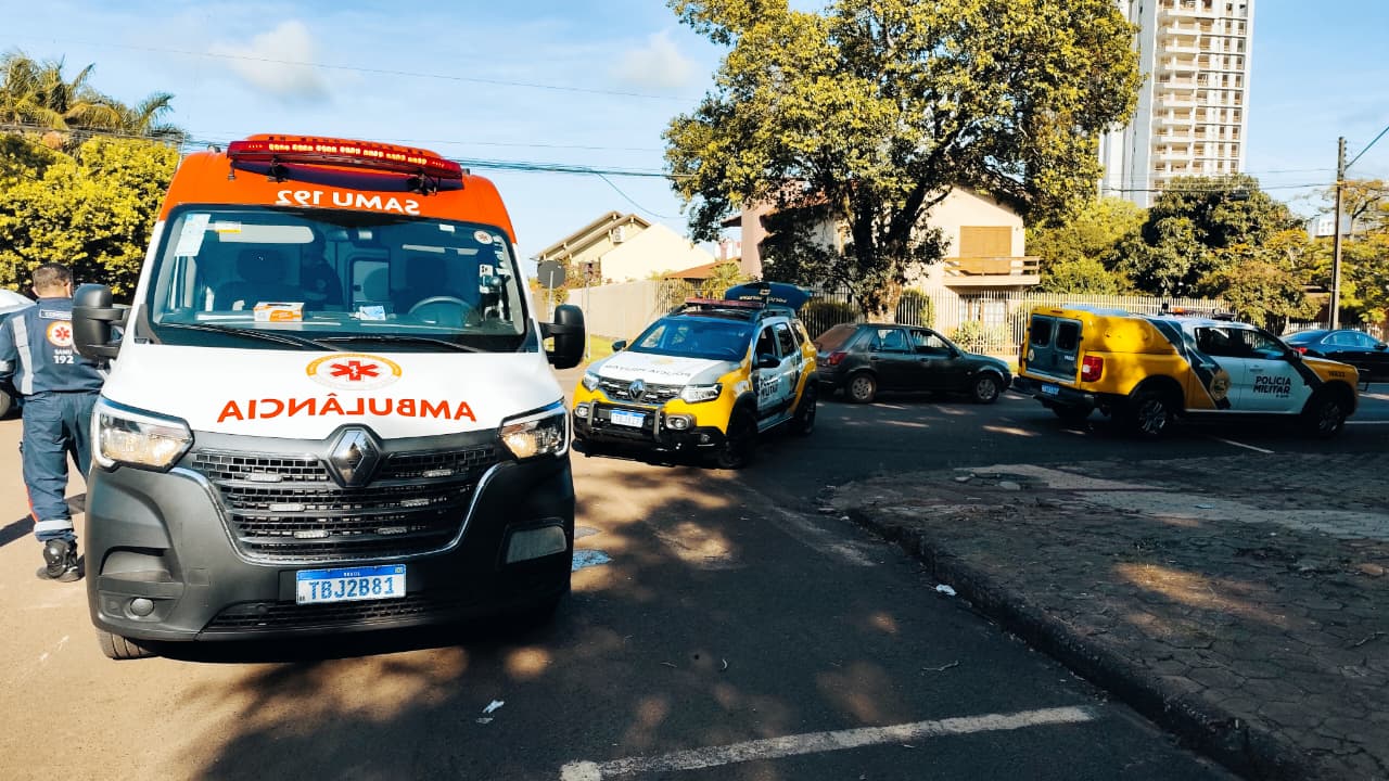 Policial a caminho do trabalho fratura perna em batida entre Logan e Biz