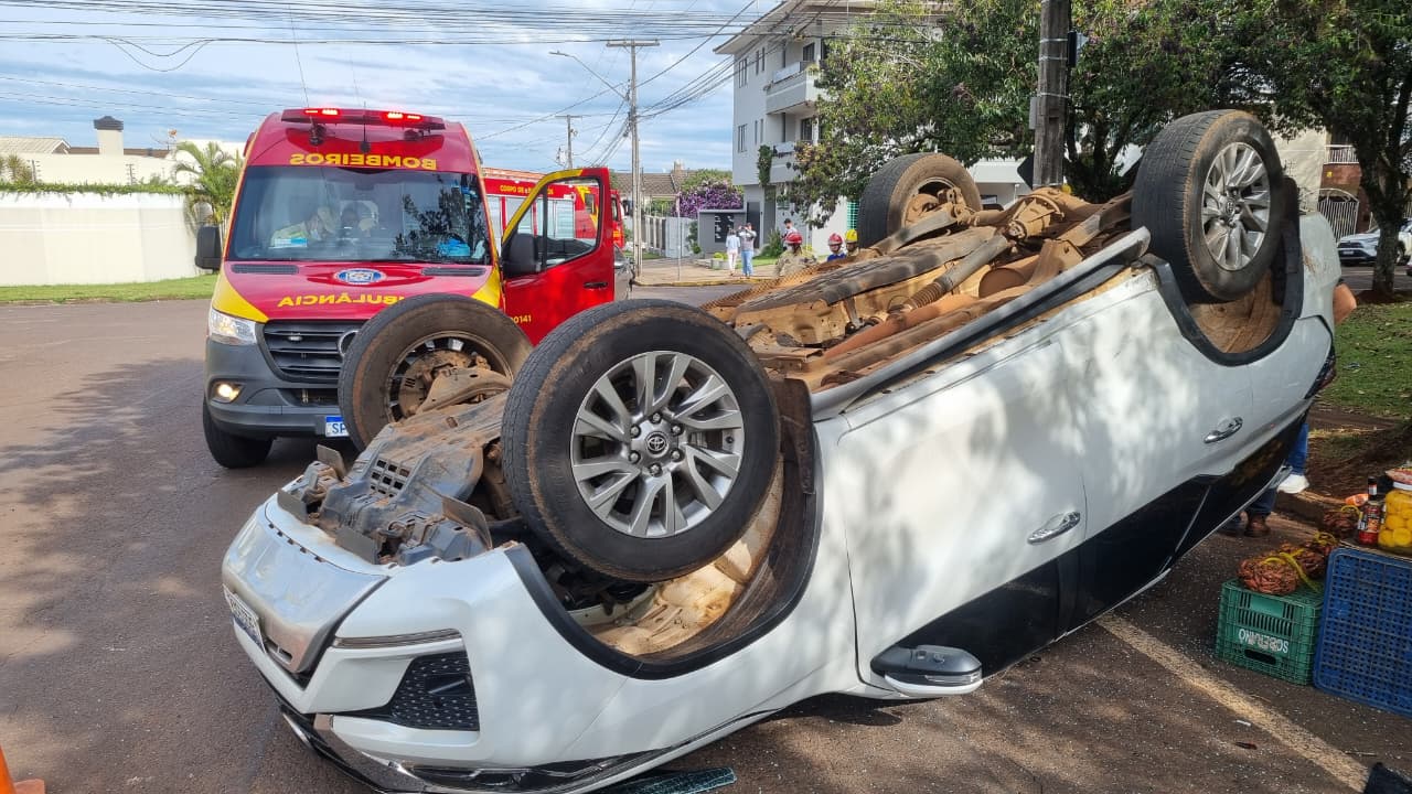 Toyota SW4 capota após acidente no Bairro Neva em Cascavel