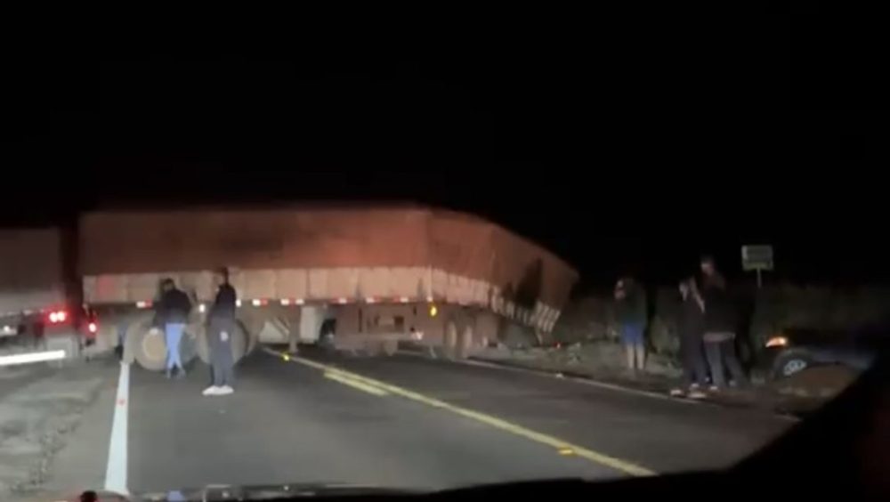 Colisão entre carro e caminhão bitrem bloqueia trânsito na PRc-467 - CGN